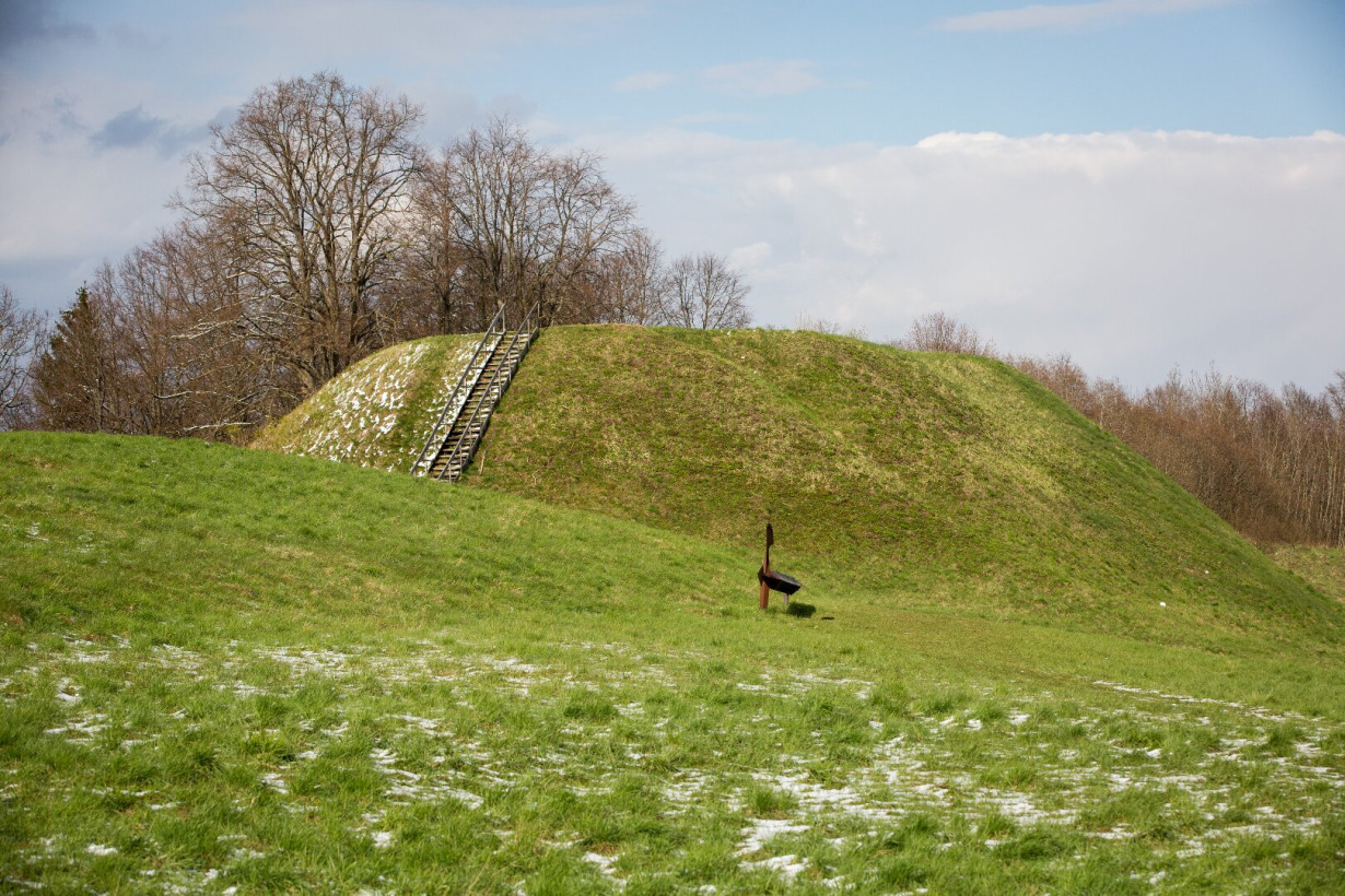 Maisiejūnų piliakalniai ir pilkapynas - Visuotinė lietuvių enciklopedija