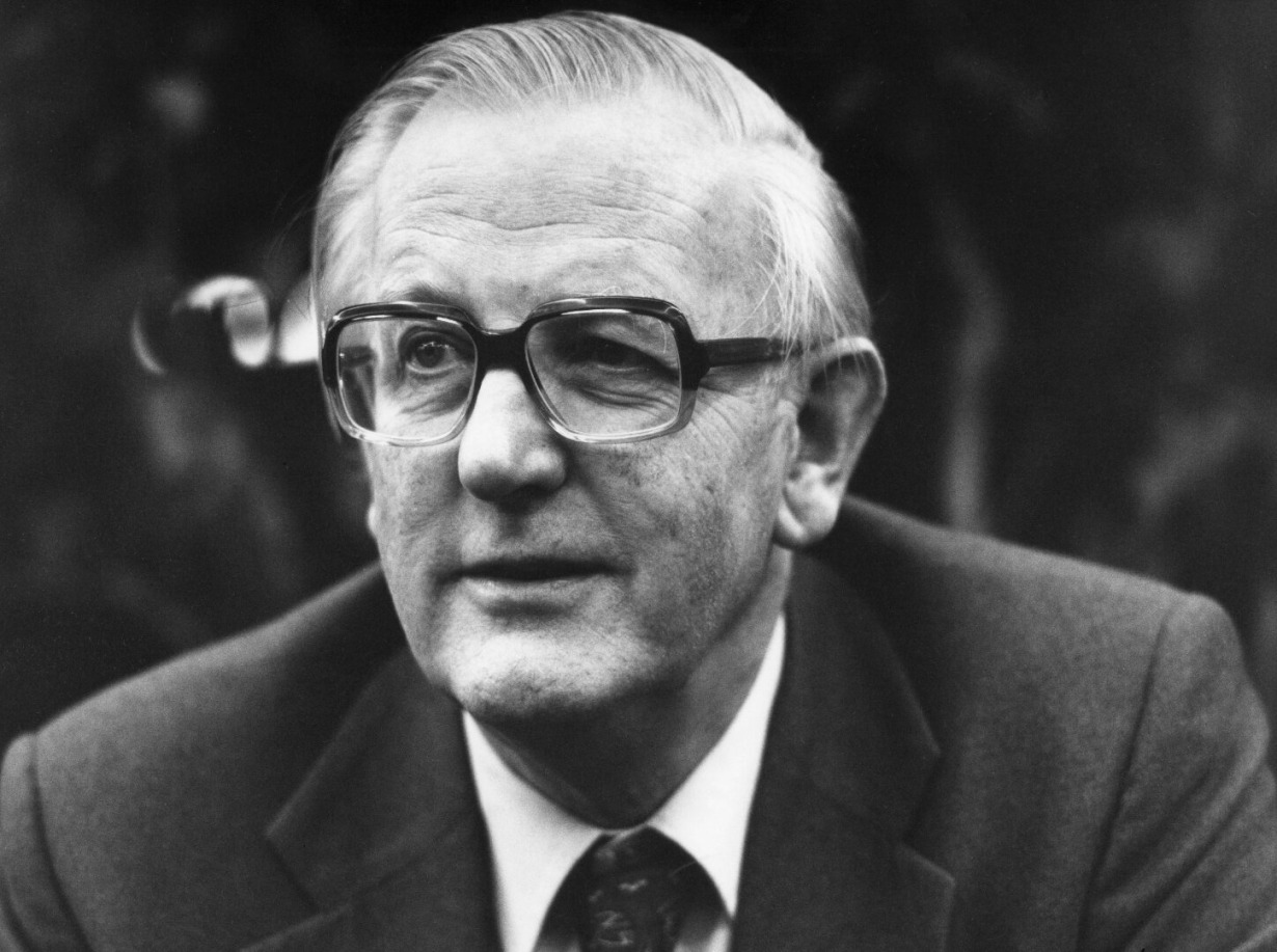 Tom Sharpe - Visuotinė lietuvių enciklopedija